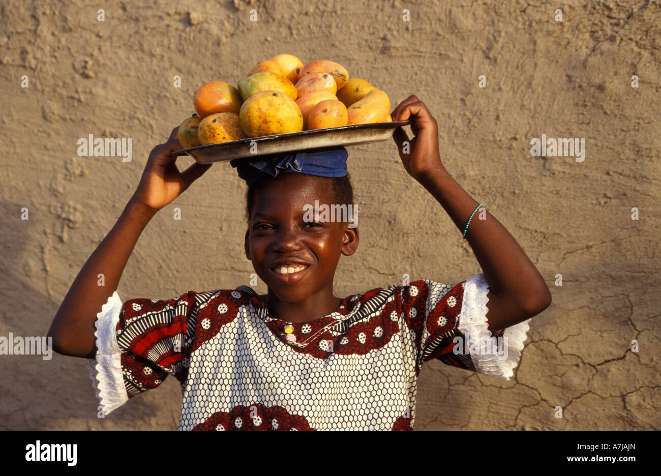 African market mangoes hi-res stock photography and images - Alamy