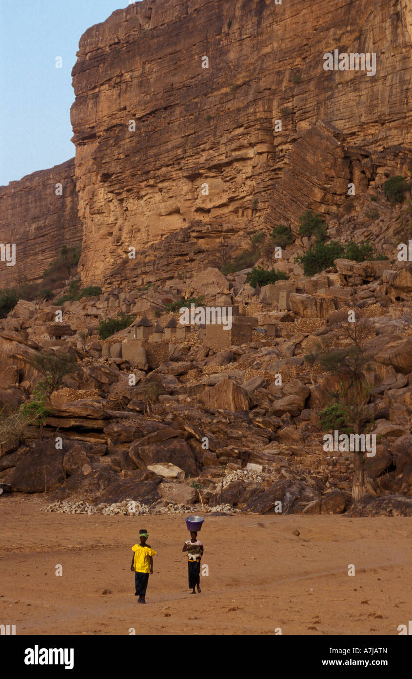 Cliff village below the Bandiagara escarpment, Amani, Dogon Country ...