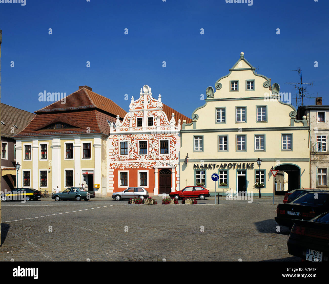 barocke Giebelhaeuser am Marktplatz in Luckau, Niederlausitz ...