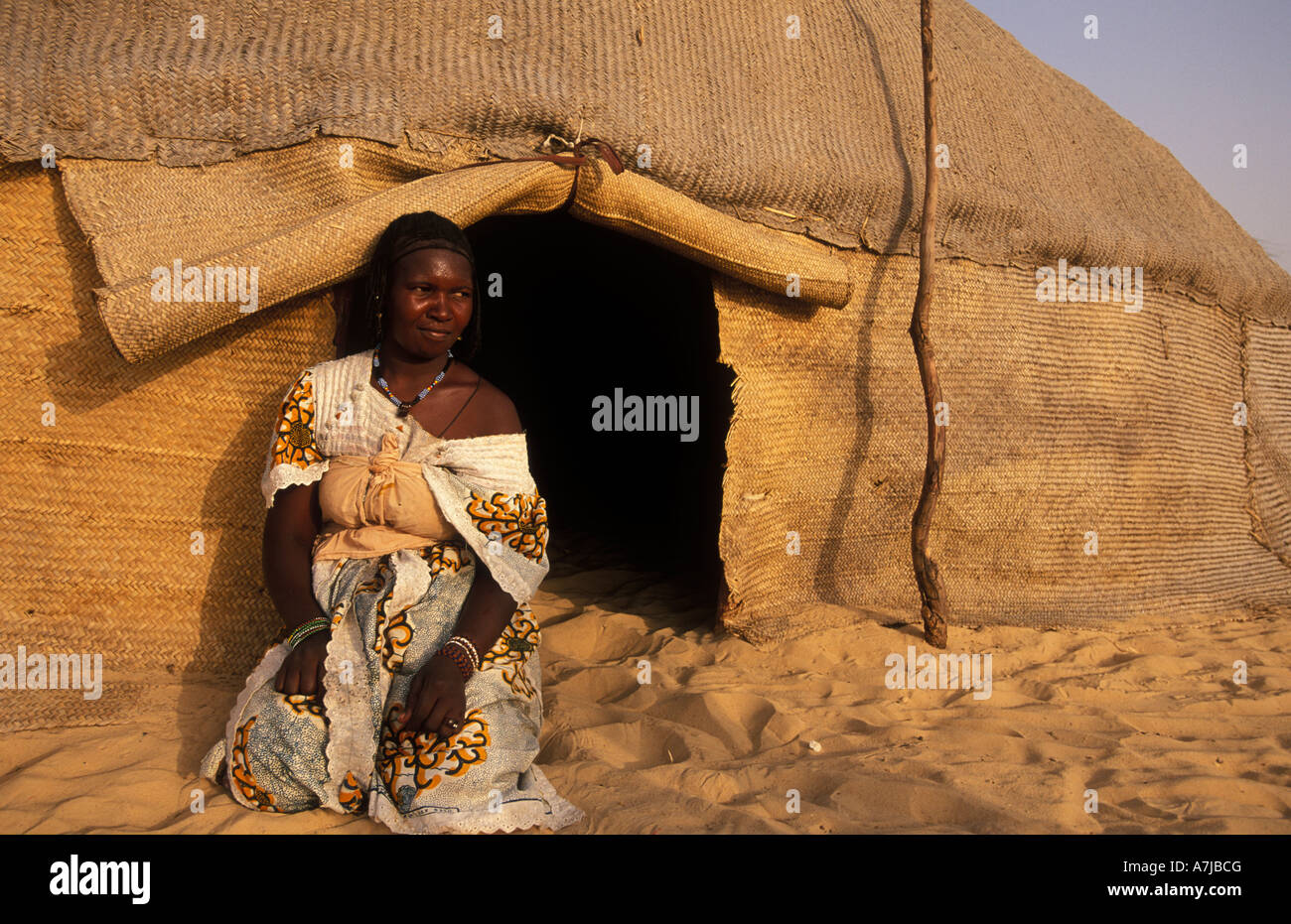 Moor woman at her homestead, Sahara desert, Timbuktu, Mali Stock Photo ...