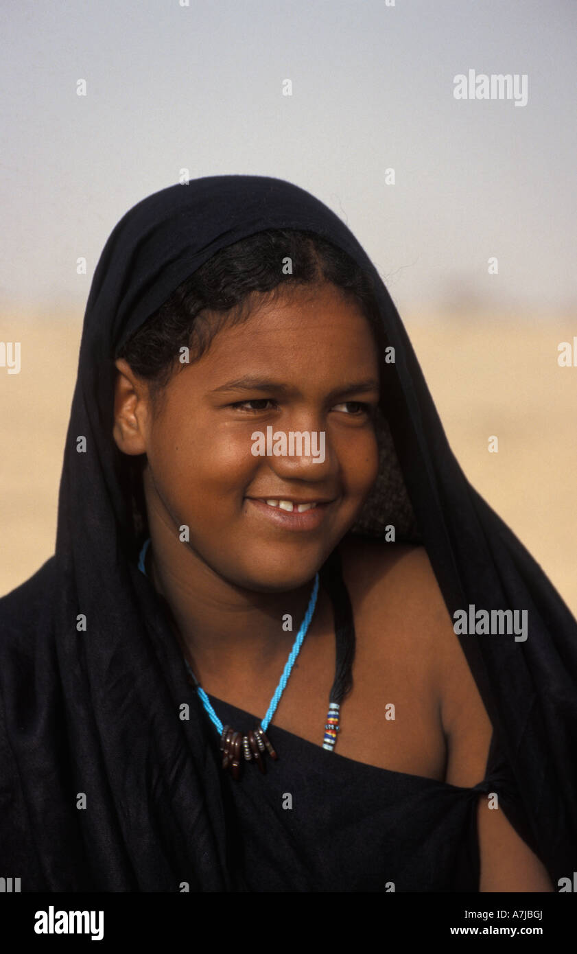 Tuareg girl in the Sahara desert, Timbuktu, Mali Stock Photo - Alamy