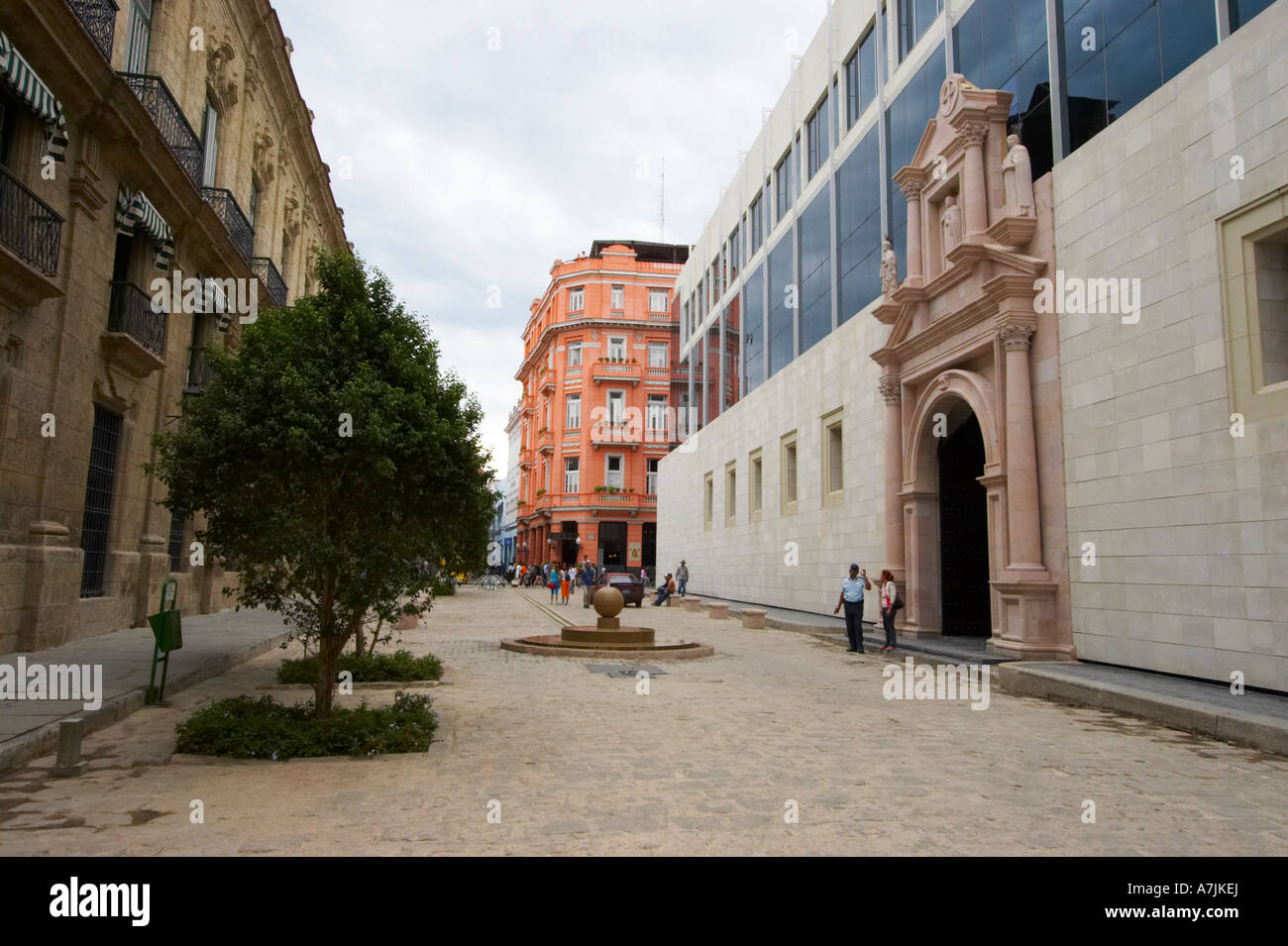 Scene in Havana, Cuba with university building Stock Photo - Alamy