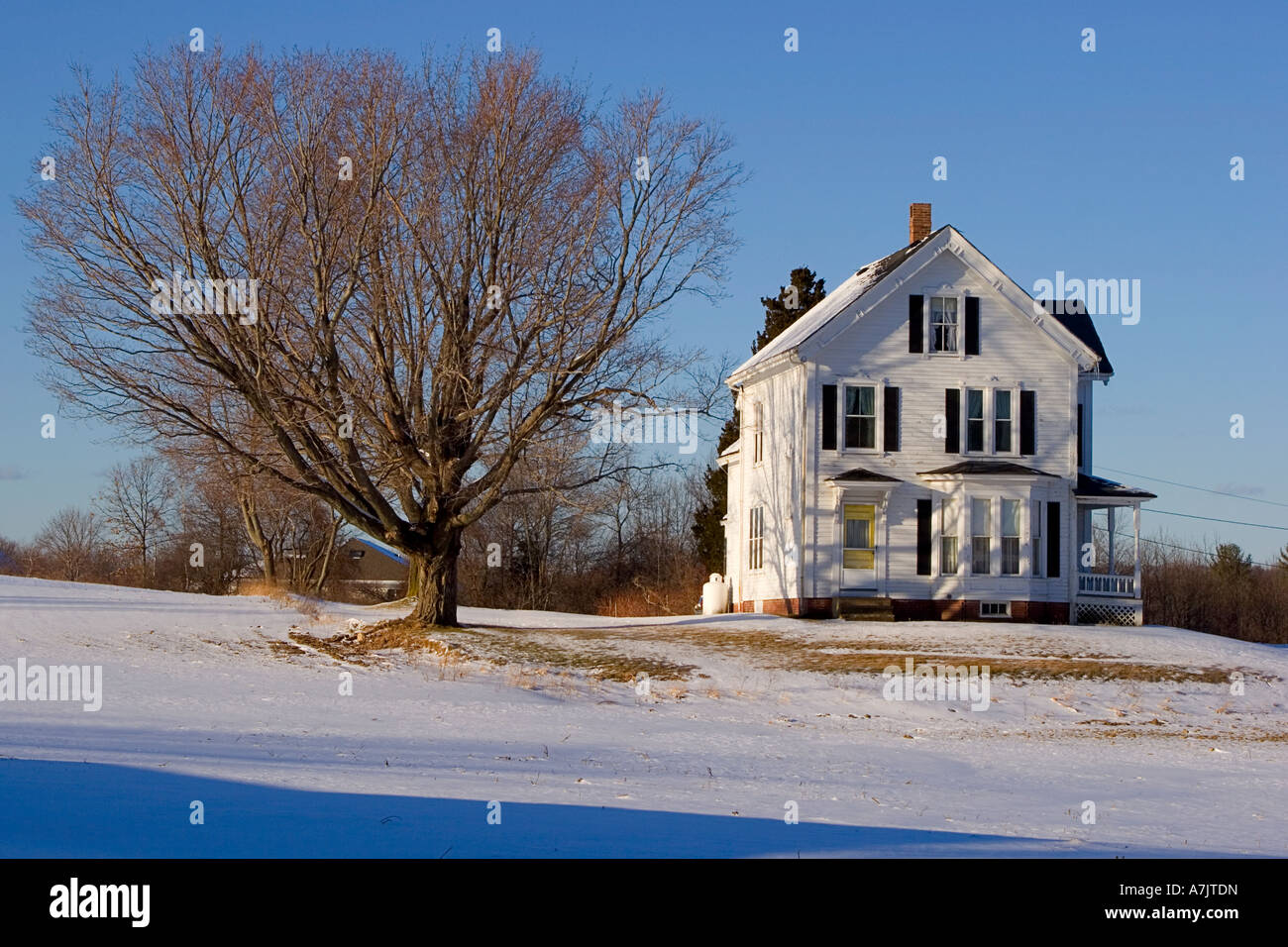 New england farmhouse winter hi-res stock photography and images - Alamy