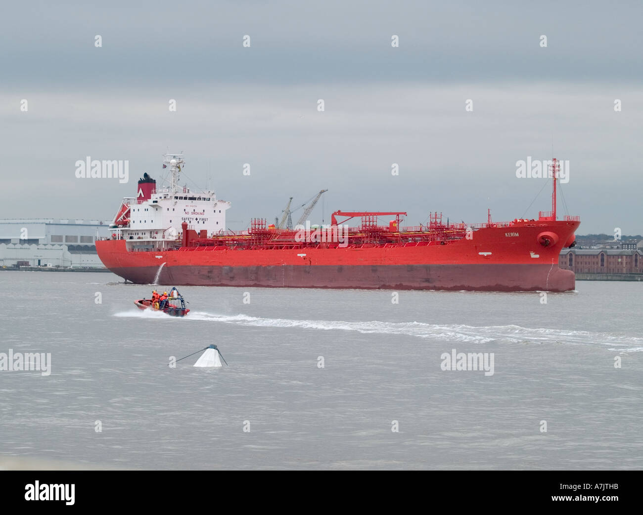CARGO SHIP ON THE RIVER MERSEY, LIVERPOOL, MERSEYSIDE, ENGLAND, UK ...
