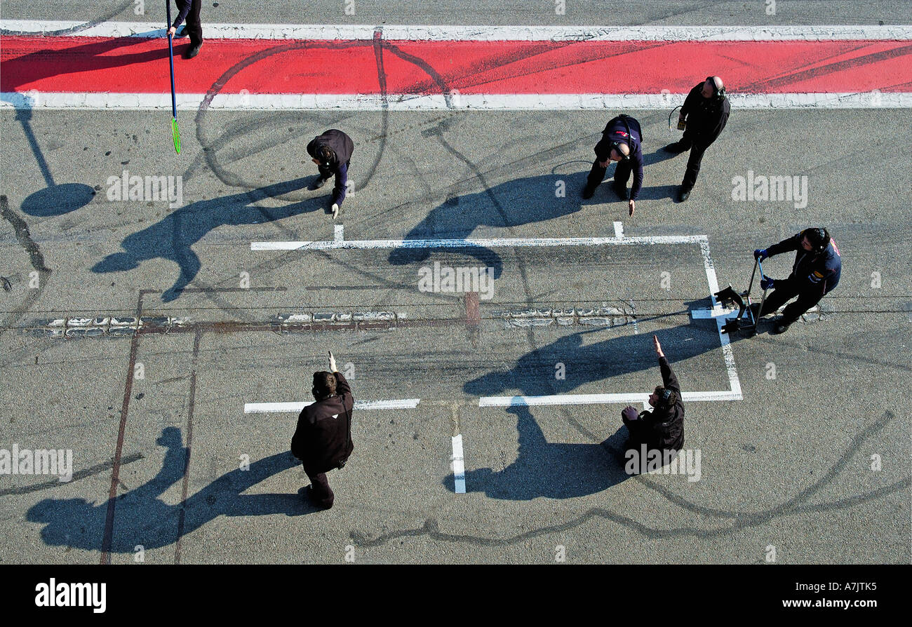 pit crew gets ready for pit stop Stock Photo - Alamy