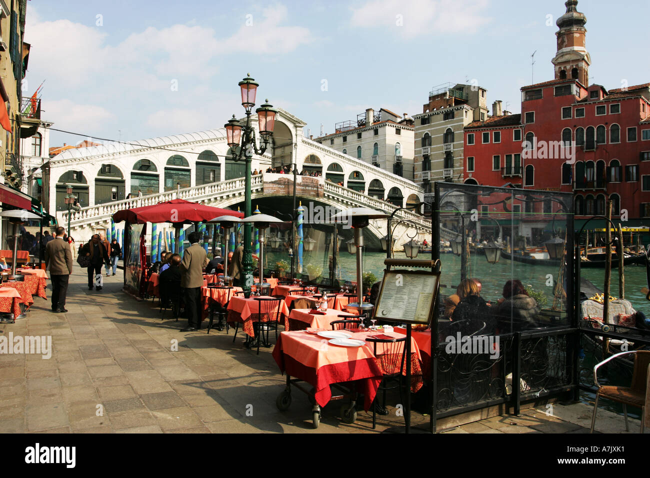 Tourist restaurants and cafes next to Grand Canal and Rialto Bridge ...