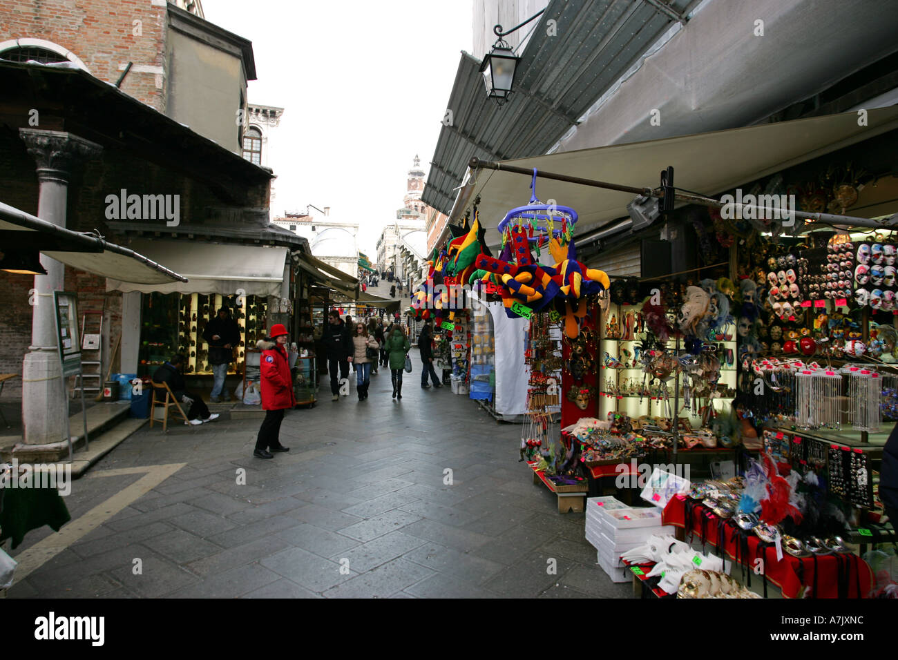 Tourist souvenir shops near the famous attraction the Rialto Bridge Ponte di Rialto, Venice ...