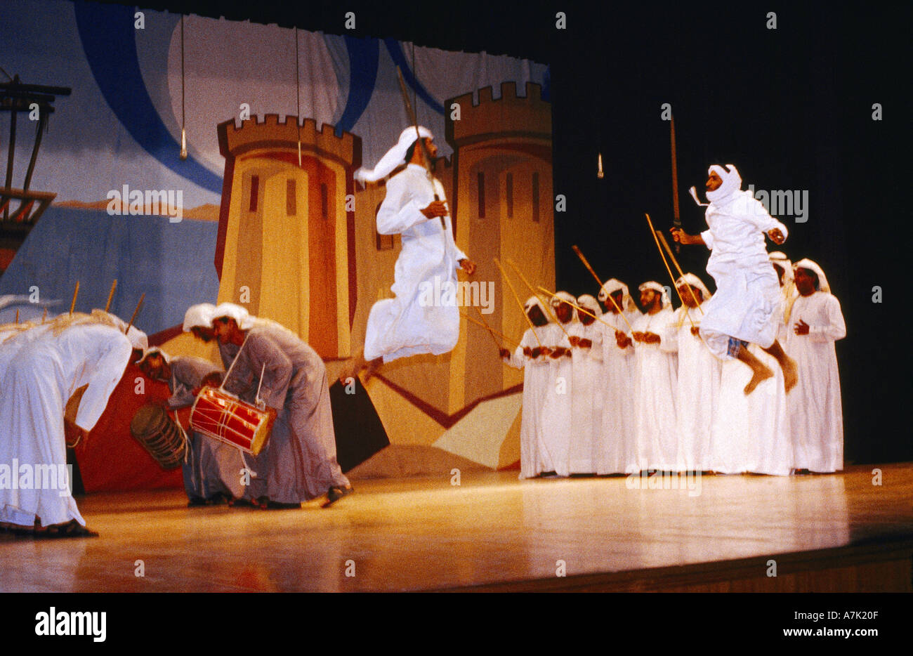 Sword dance saudi hi-res stock photography and images - Alamy