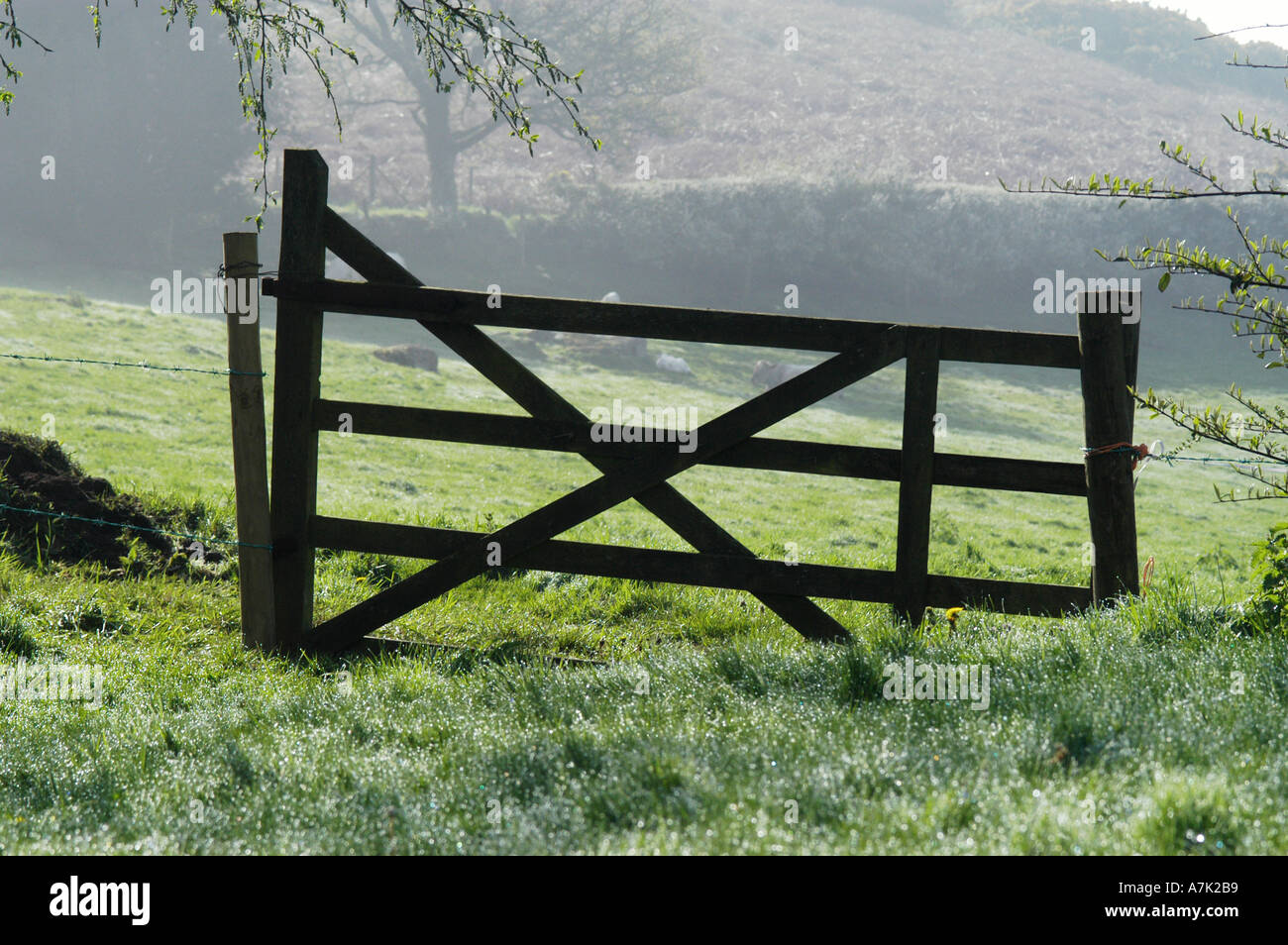 Five bar garden gate hi-res stock photography and images - Alamy