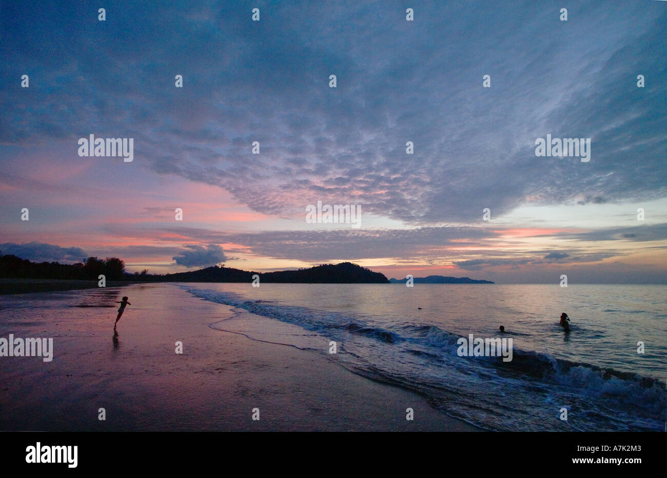 Child running to mother dusk hi-res stock photography and images - Alamy