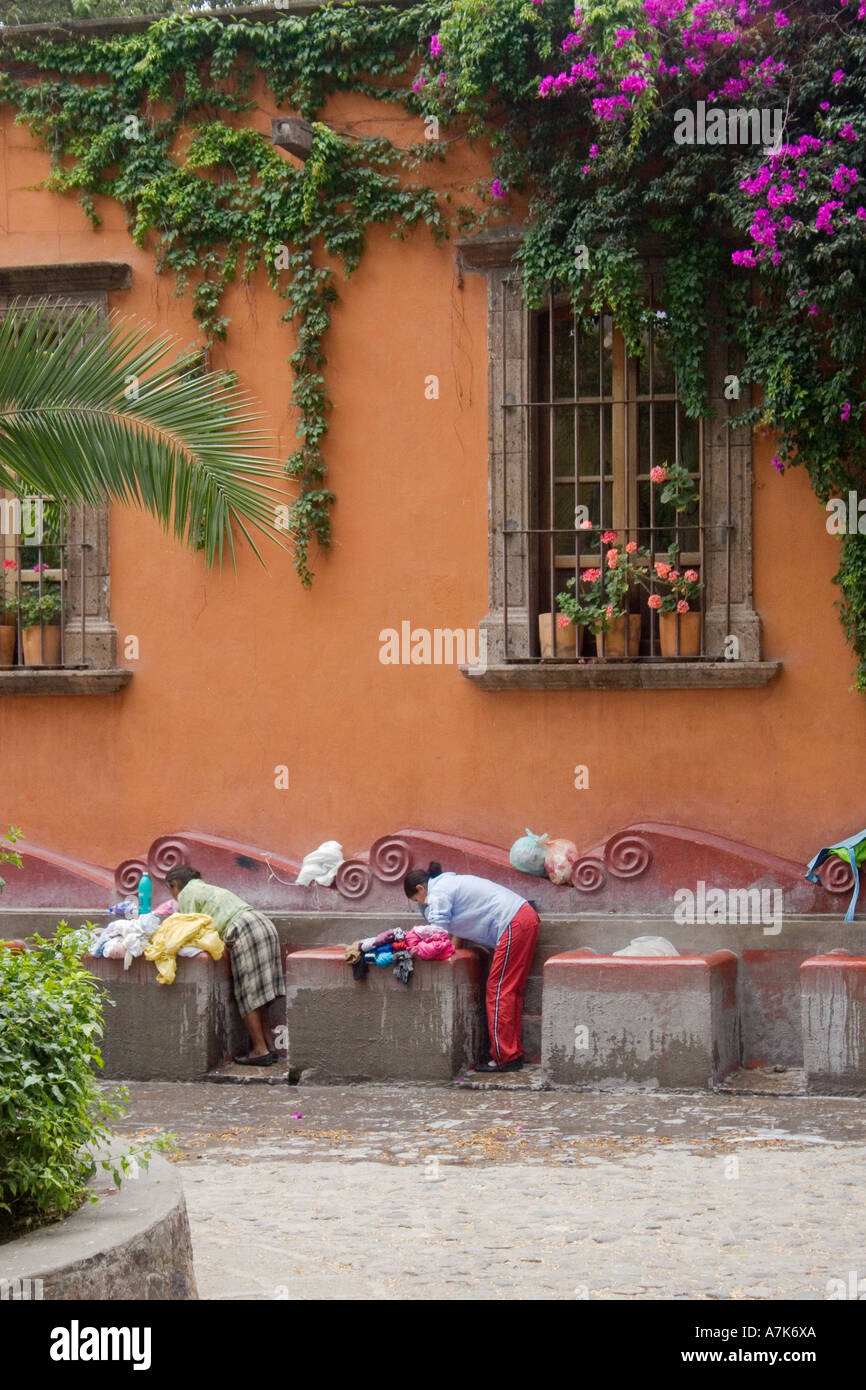 Do the washing outdoor hi-res stock photography and images - Alamy