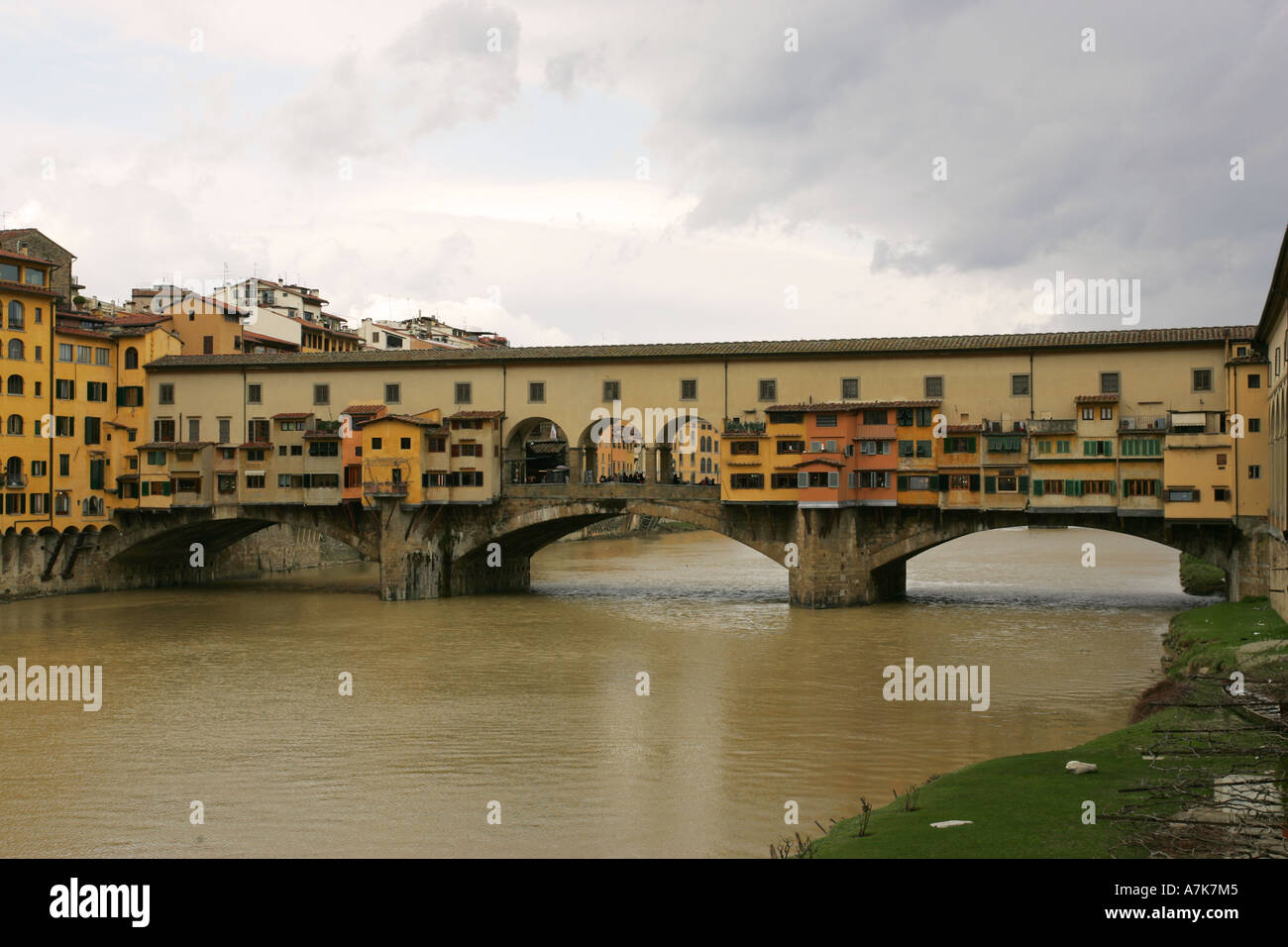 World famous bridge the Ponte Vecchio spans the Arnot river in Florence ...