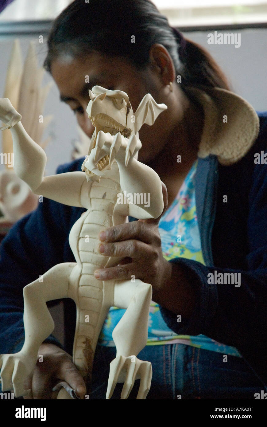 woman build Animals made with copal wood in Arazola - Oaxaca - Mexico ...