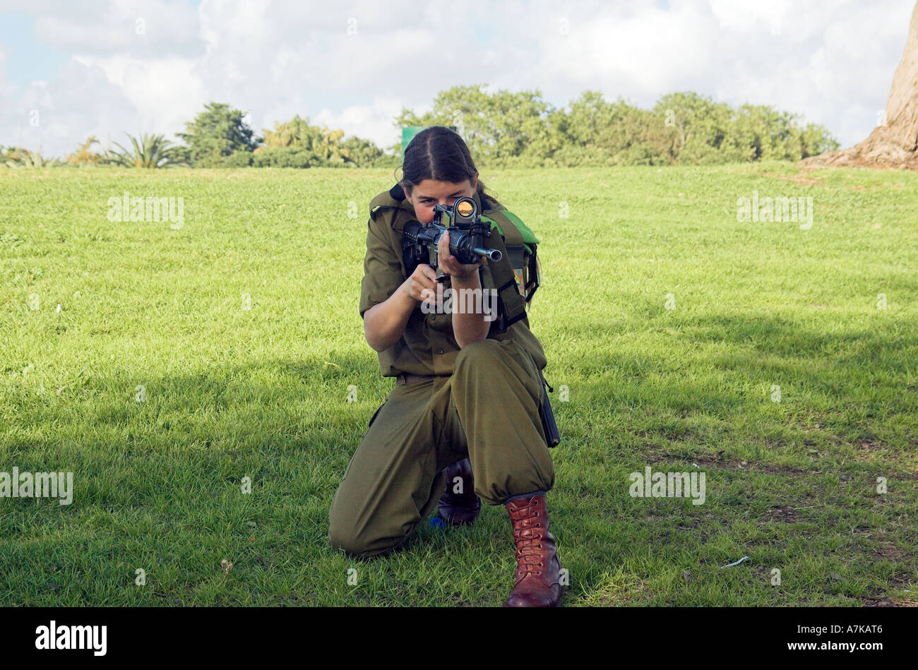 Female Israeli soldier aiming her rifle Stock Photo - Alamy