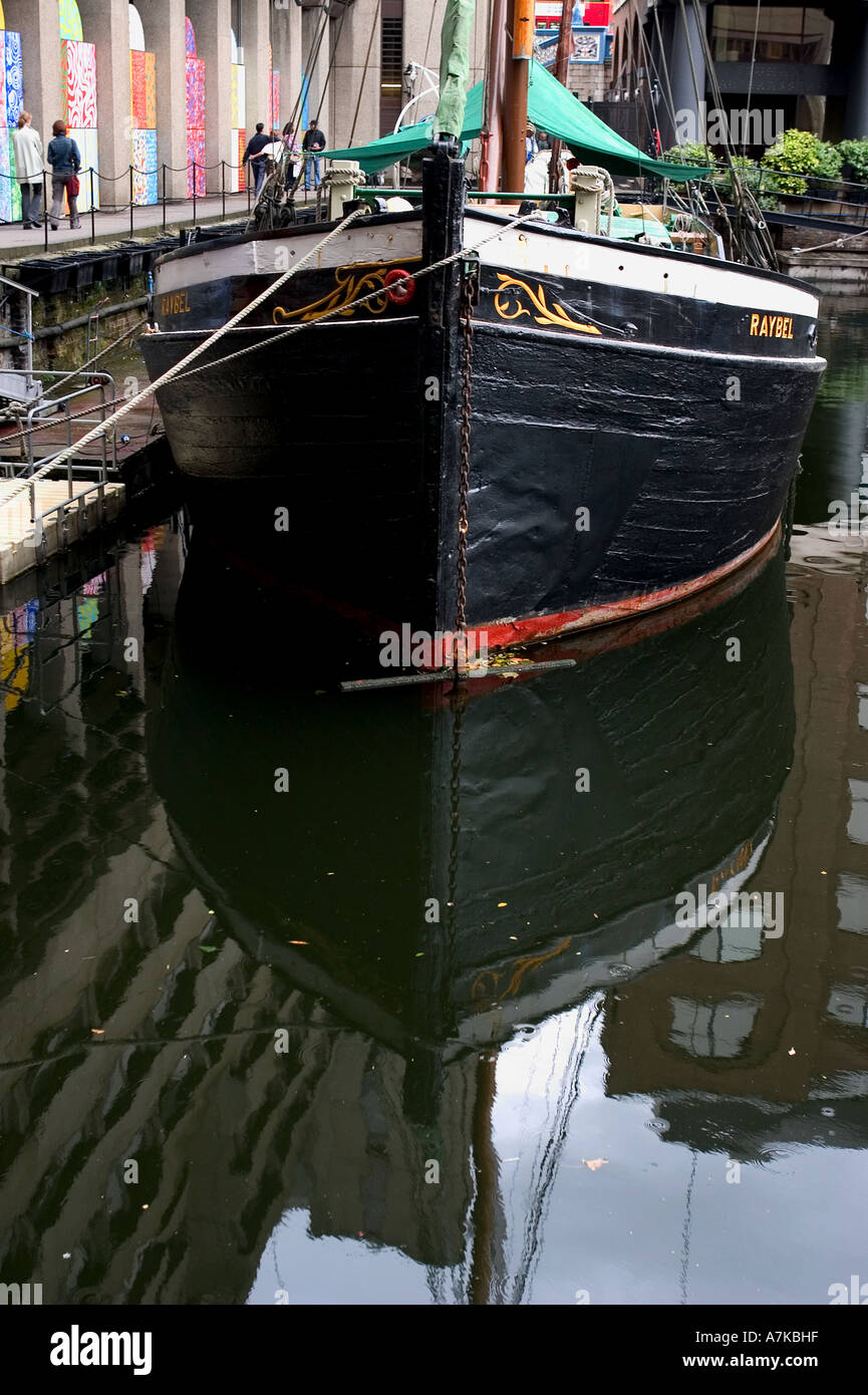 House boat london hi-res stock photography and images - Alamy