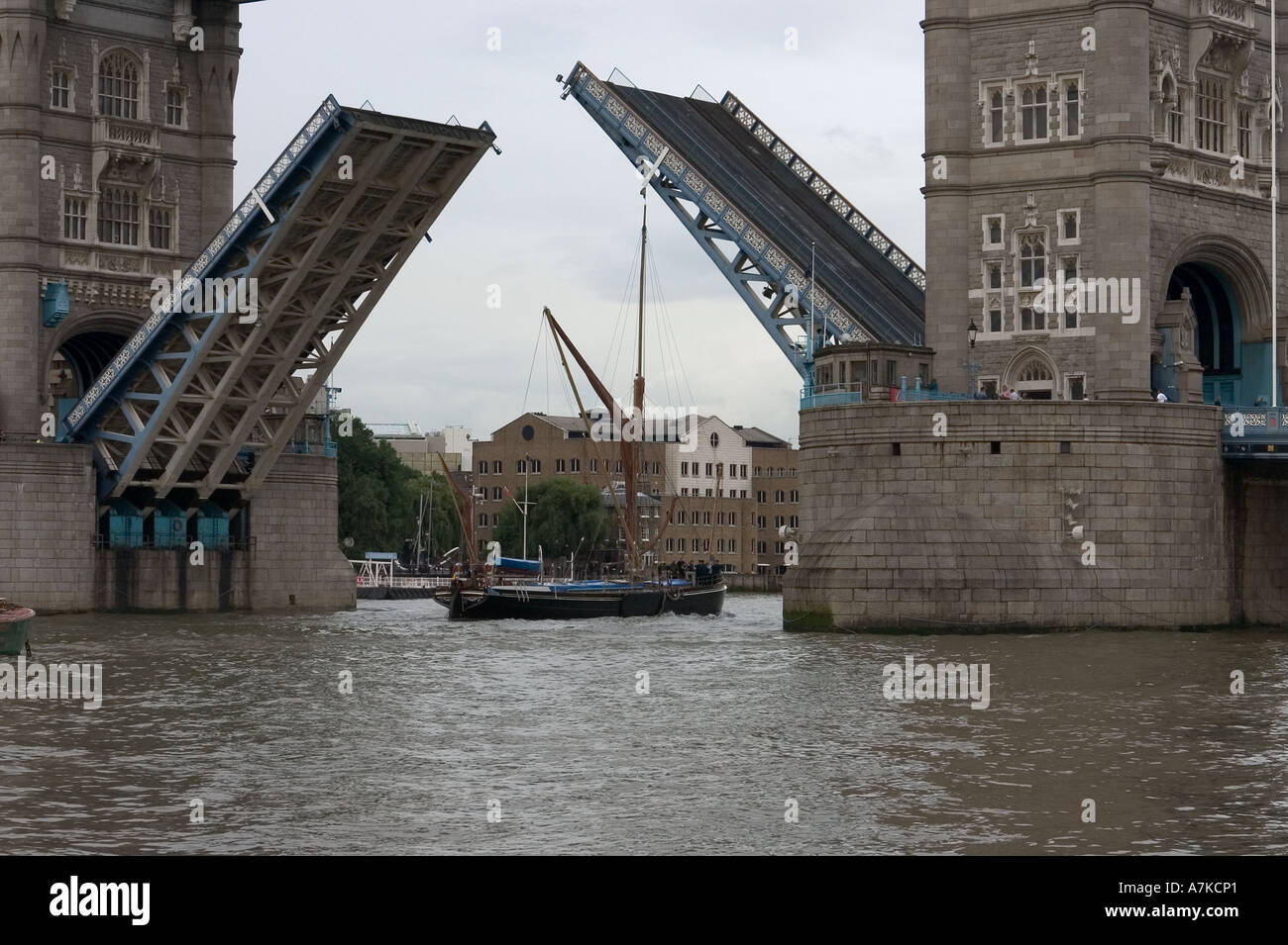Ship passing open bridge hi-res stock photography and images - Alamy