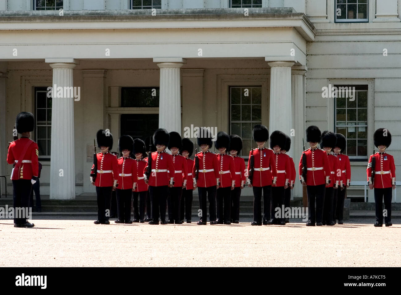The queen s guard London Stock Photo - Alamy
