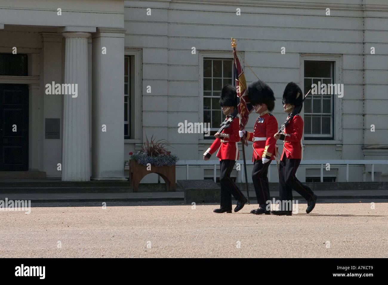 The queen s guard London Stock Photo - Alamy