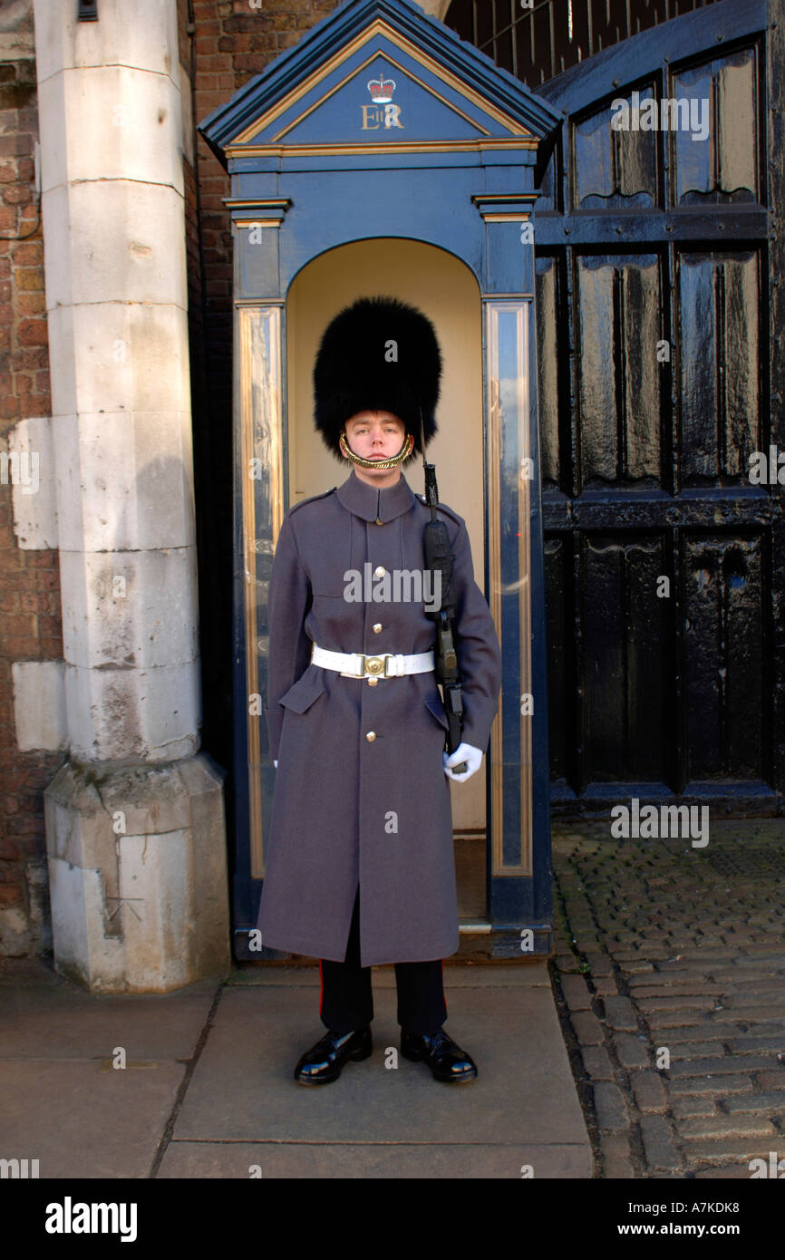 Guardsman on sentry duty outside St. James Palace, London Stock Photo ...