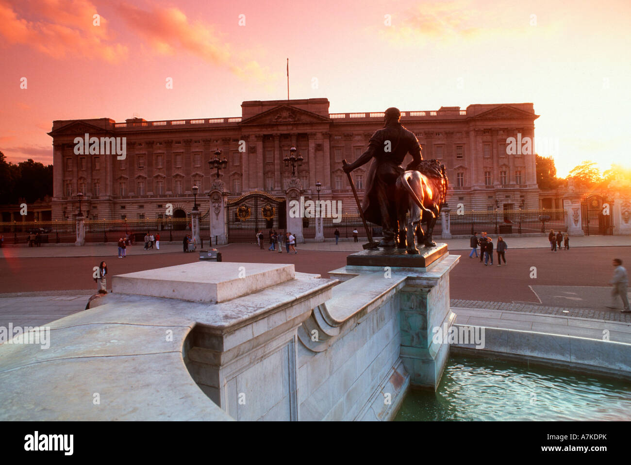 Sunset Buckingham palace London England Stock Photo - Alamy