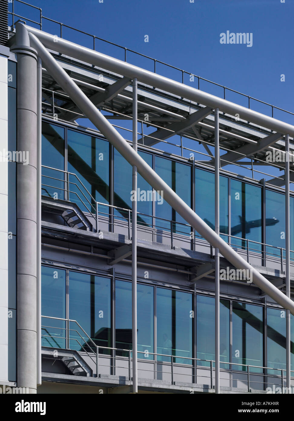 Pier 6, London Gatwick Airport. 2005 Architect: GMW Architects and ...