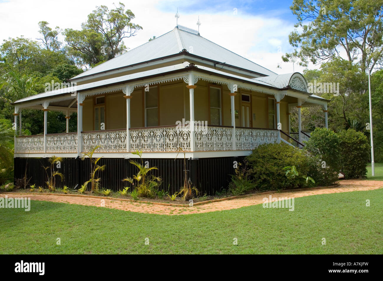 Queenslander house hi-res stock photography and images - Alamy