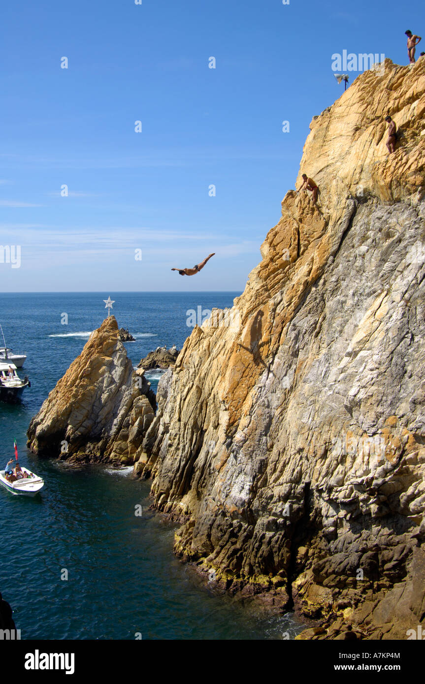 Acapulco la quebrada diving hi-res stock photography and images - Alamy