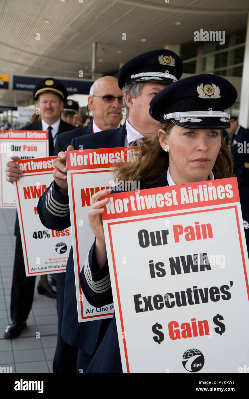 Airline pilots protest hi-res stock photography and images - Alamy