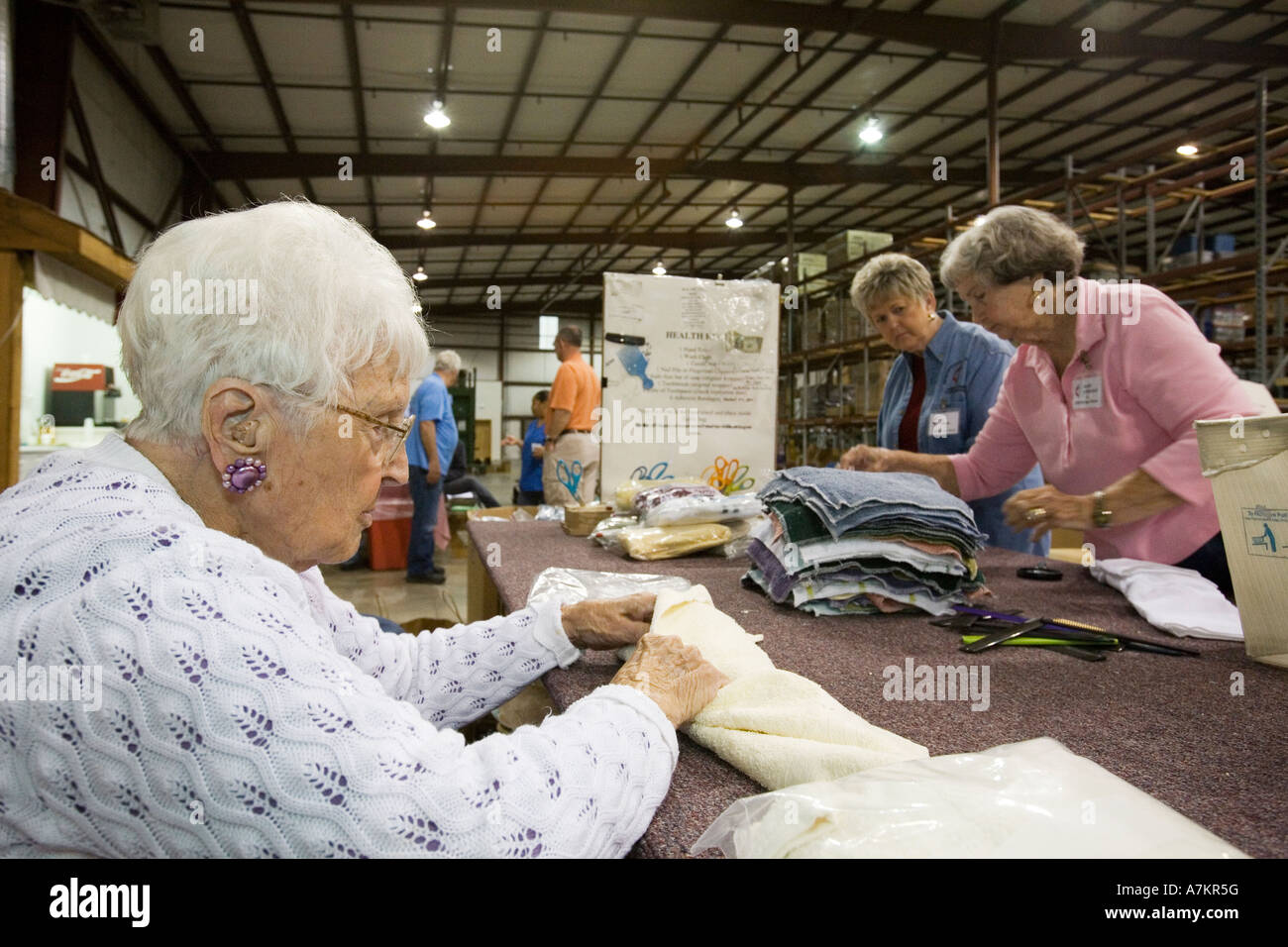 Volunteer packing supplies hi-res stock photography and images - Alamy