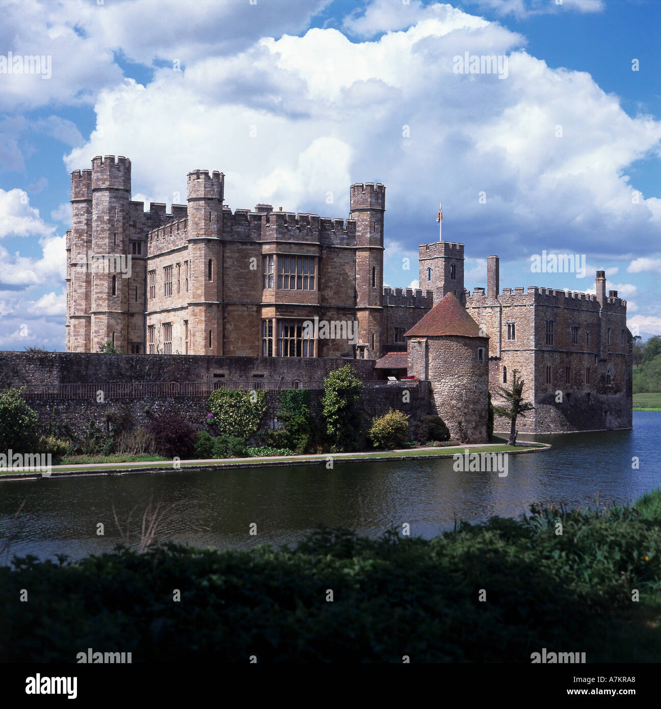 Buildings and landmarks leeds castle kent hi-res stock photography and ...