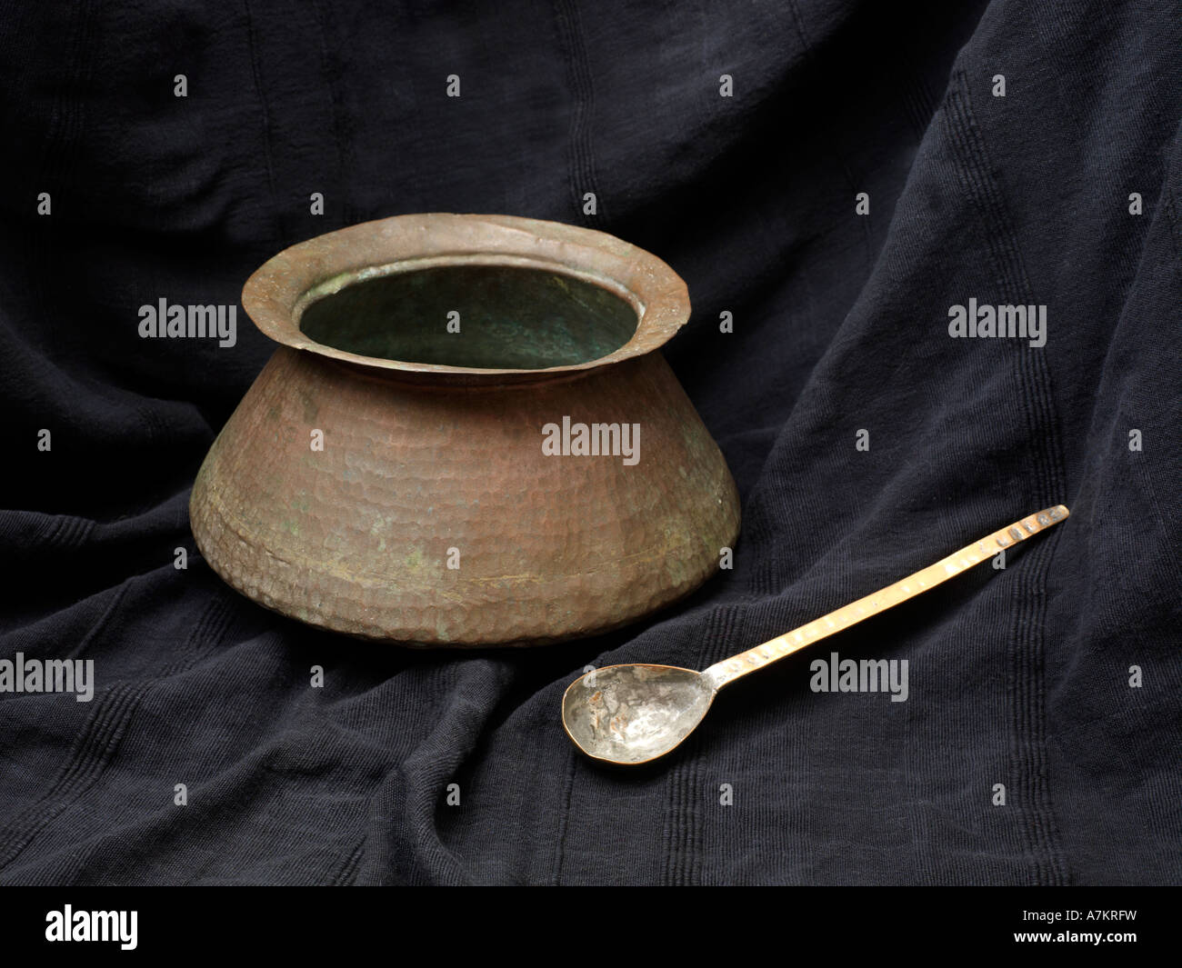 Copper Bedouin Cooking Pot and Ladle Stock Photo - Alamy Copper Bedouin Cooking Pot and Ladle Stock Photo - Alamy