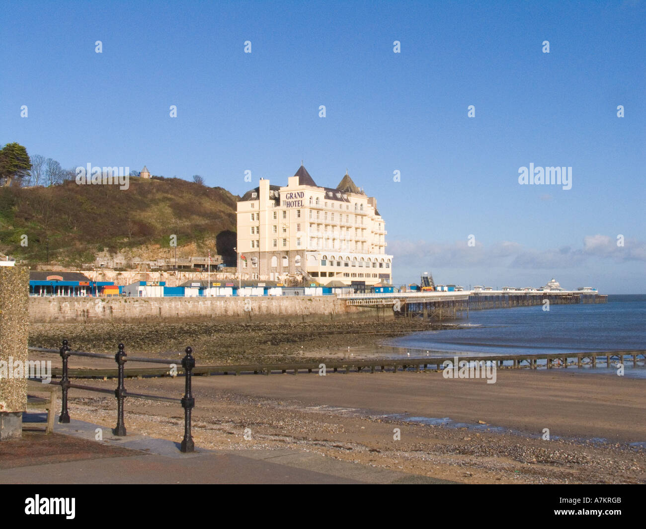 Llandudno view across north shore to grand hotel and pier hi-res stock ...