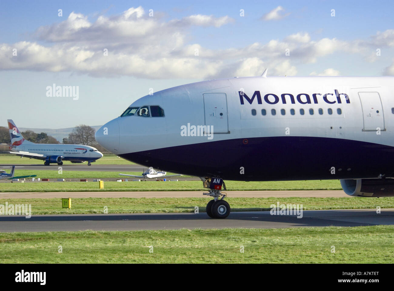 Monarch airlines boeing 737 hi-res stock photography and images - Alamy