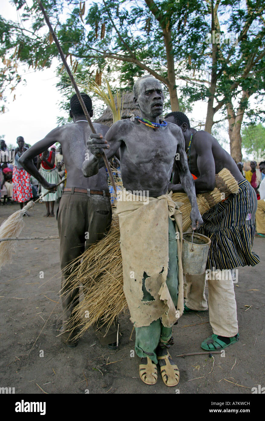 Ethiopia - traditional dance of the men from the Anyuak tribe Stock ...