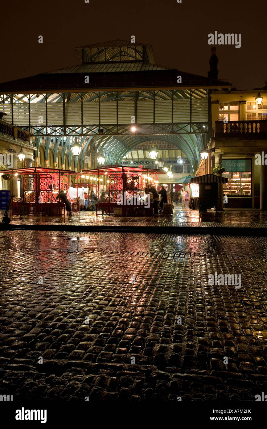 Cobblestones night, london hi-res stock photography and images - Alamy