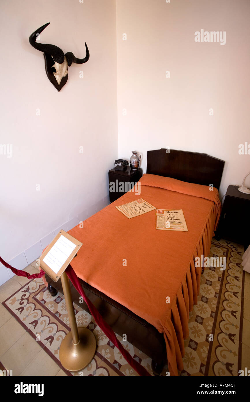 Earnest hemingway portrait hi-res stock photography and images - Alamy