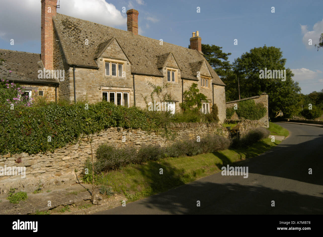Little tew village hi-res stock photography and images - Alamy
