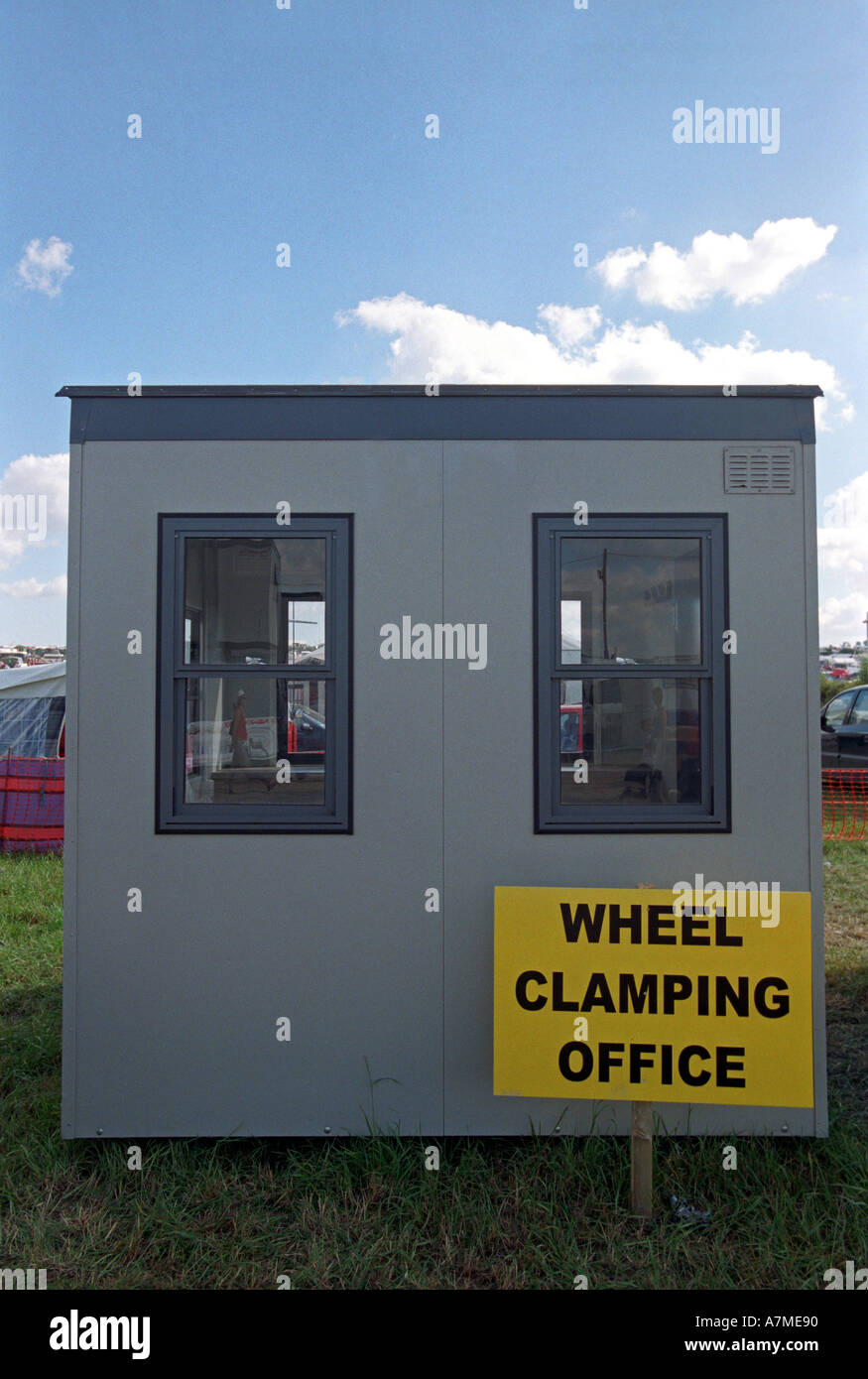 Wheel Clamping Office and sign Stock Photo - Alamy