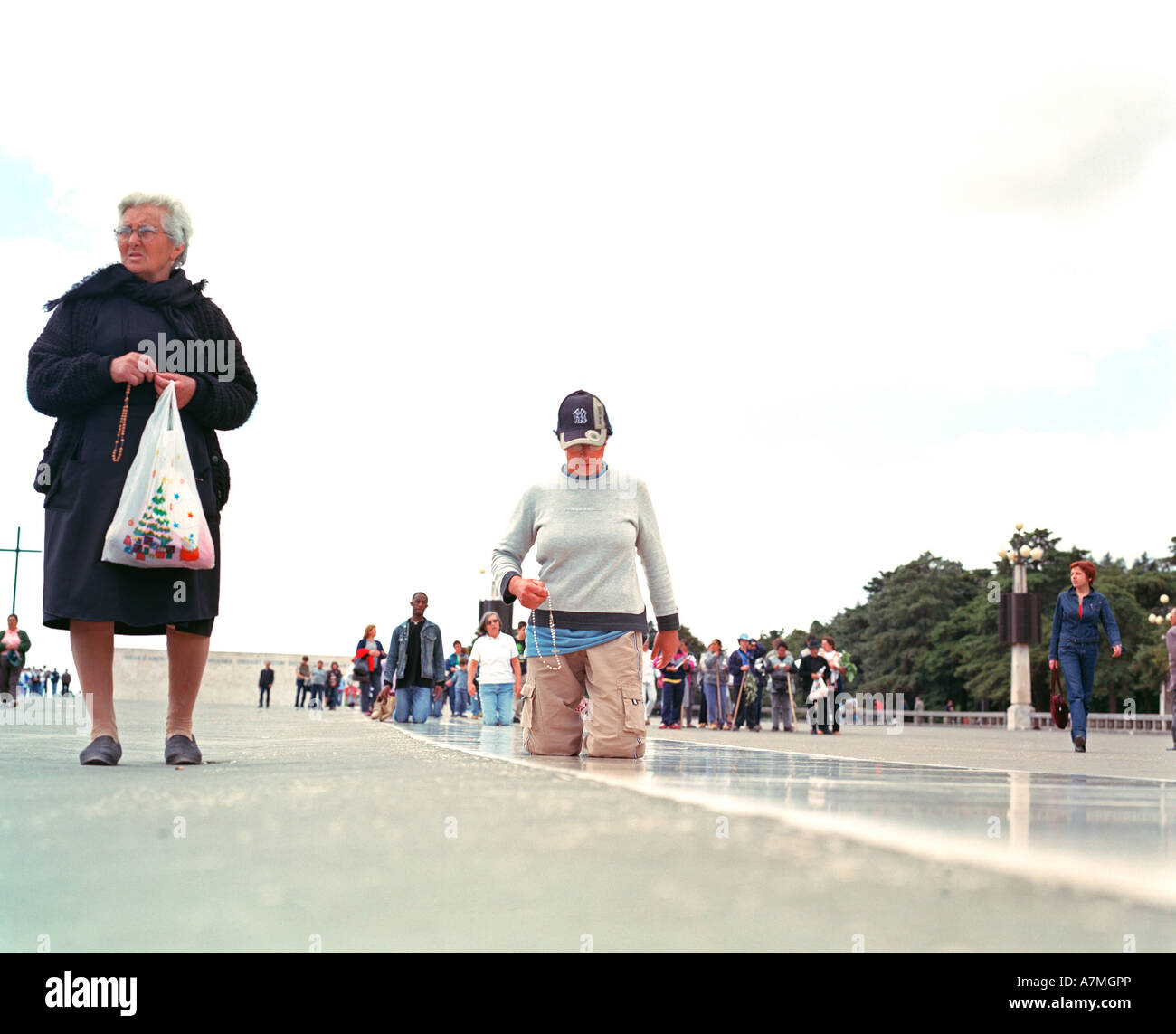 Catholic faithful crawl on hands and knees in pilgrimage to the statue ...