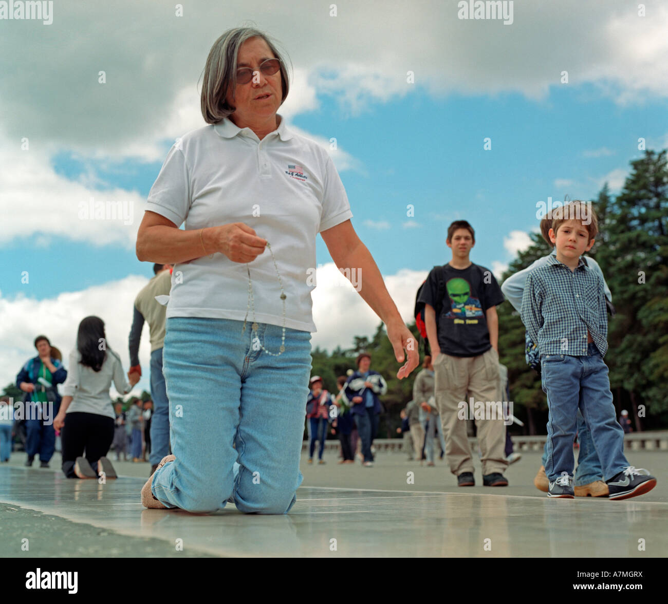 Catholic faithful crawl on hands and knees in pilgrimage to the statue ...