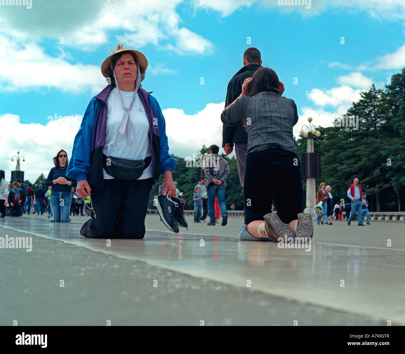 Catholic faithful crawl on hands and knees in pilgrimage to the statue ...