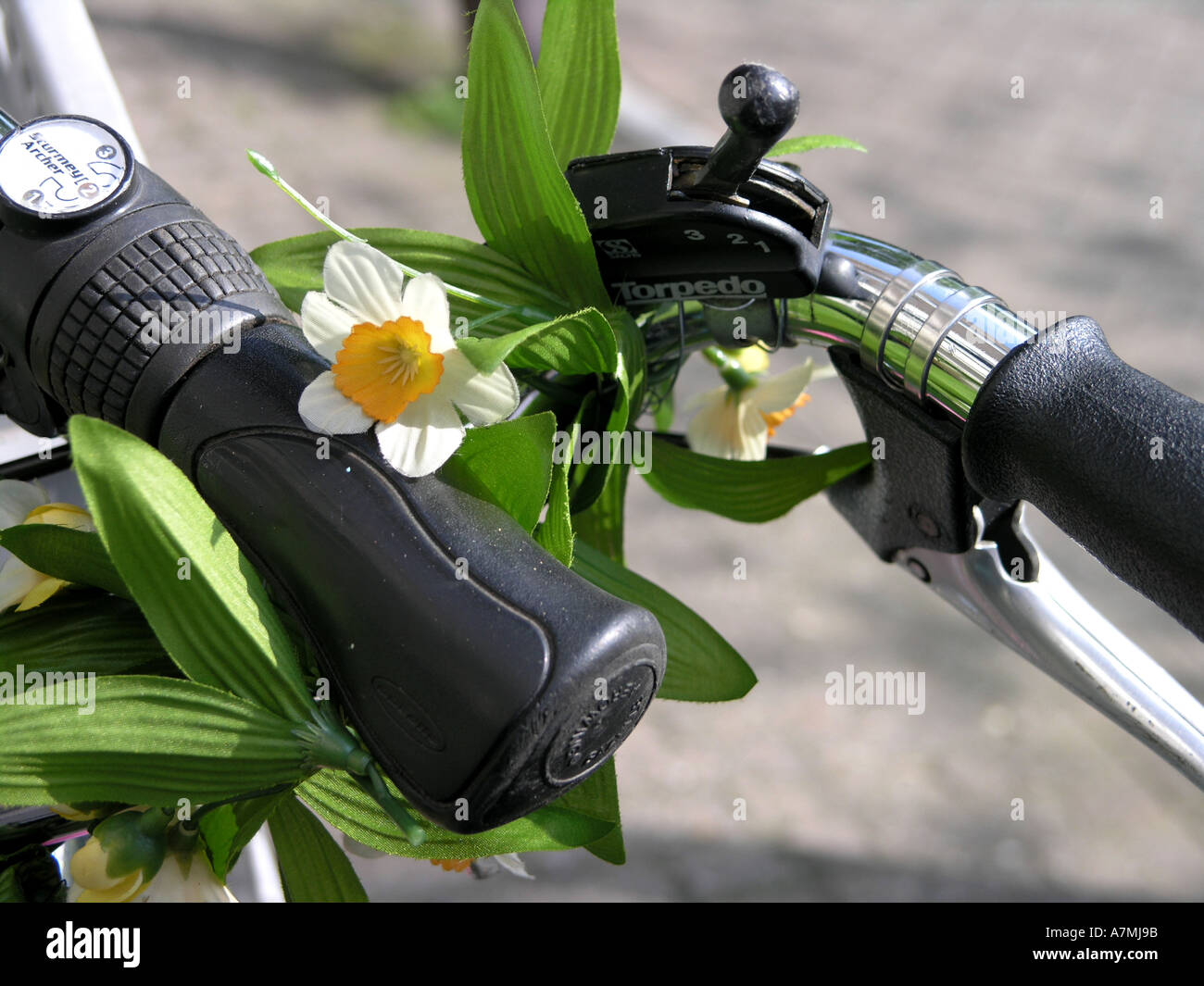 Pretty flowers bike handlebars hi-res stock photography and images - Alamy