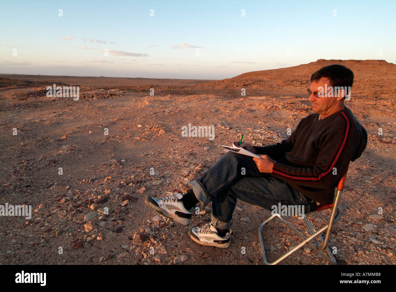 Writing in sand sahara hi-res stock photography and images - Alamy