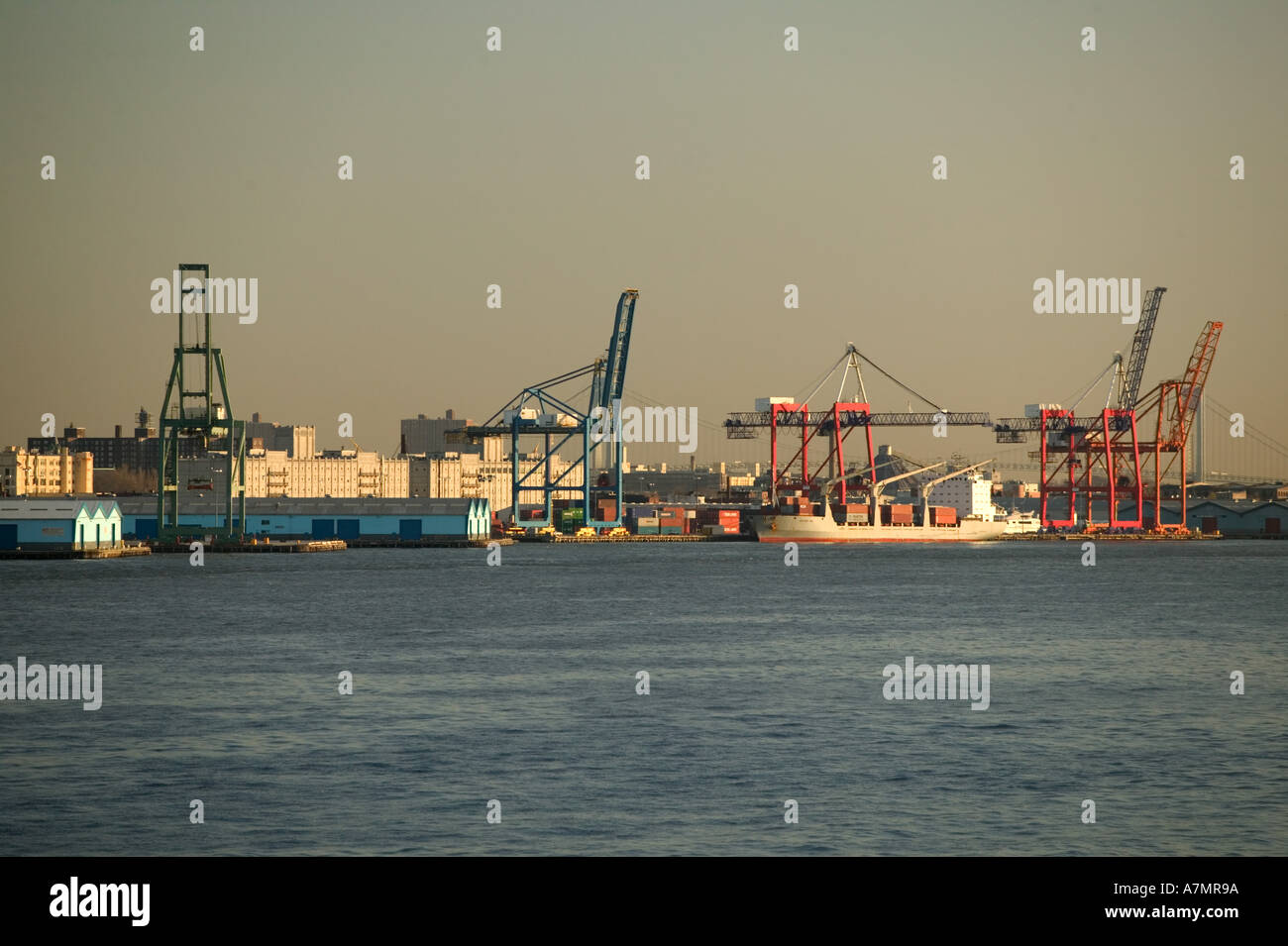 New york port cargo ship hi-res stock photography and images - Alamy