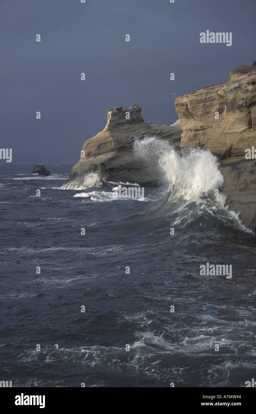 North America, U.S.A., Oregon, Cape Kiwanda, Waves coming onto ...