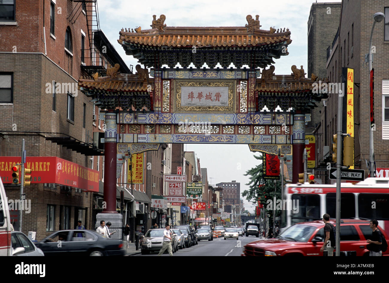 USA, Pennsylvania, Philadelphia. Chinatown archway Stock Photo - Alamy