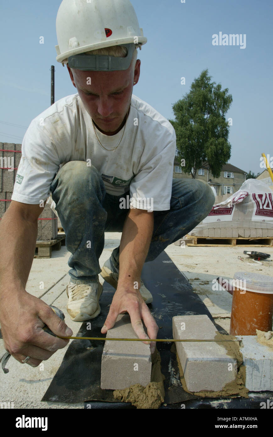 Construction manual labour bricklayer brickie hi-res stock photography ...