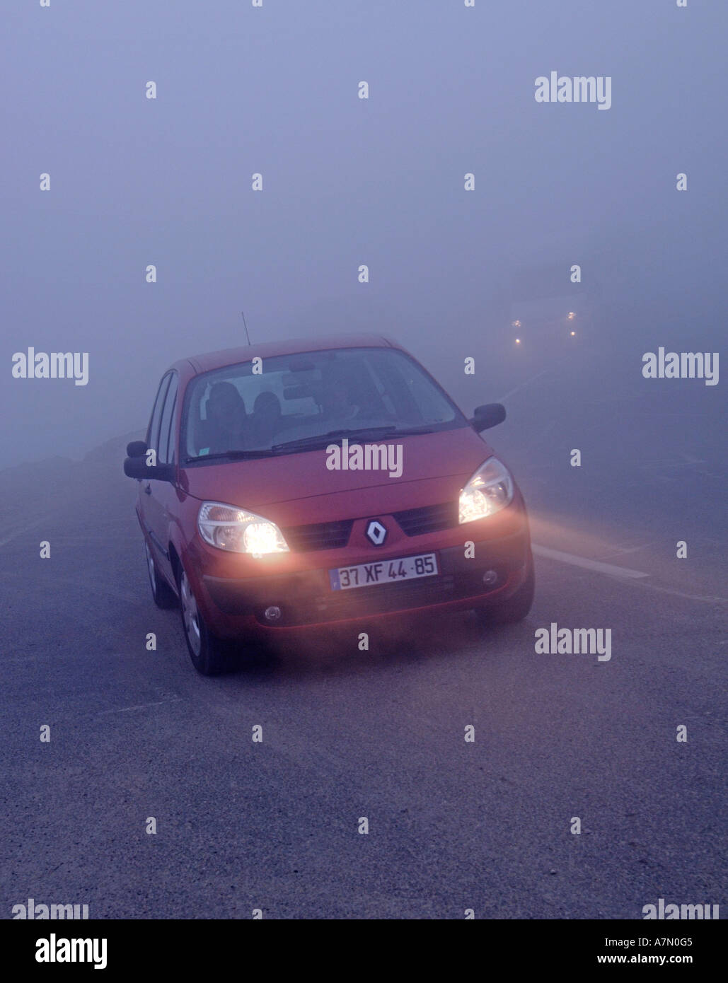 Car with fog hi-res stock photography and images - Alamy