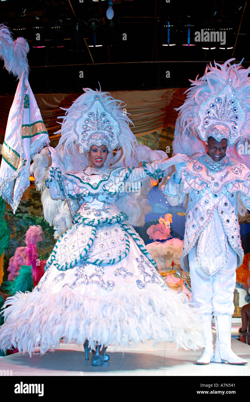 Samba dancer in colorful costume hi-res stock photography and images ...