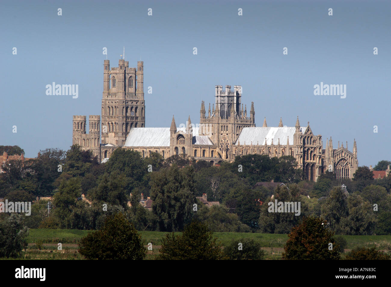 ELY CATHEDRAL CAMBRIDGESHIRE SITS HIGH ON THE ISLE OF ELY ABOVE THE ...
